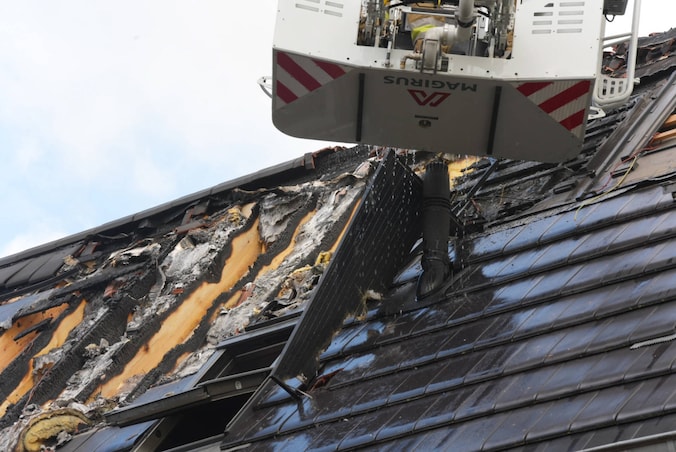 Dak van woning in Rosmalen vliegt in brand: vlammen slaan uit dak ...