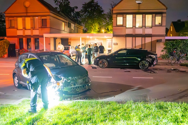 Automobiliste rijdt tegen geparkeerde auto in Oss en verdwijnt na crash ...