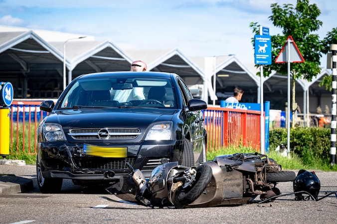 Vrouw achterop scooter gewond bij aanrijding met auto in Tilburg ...