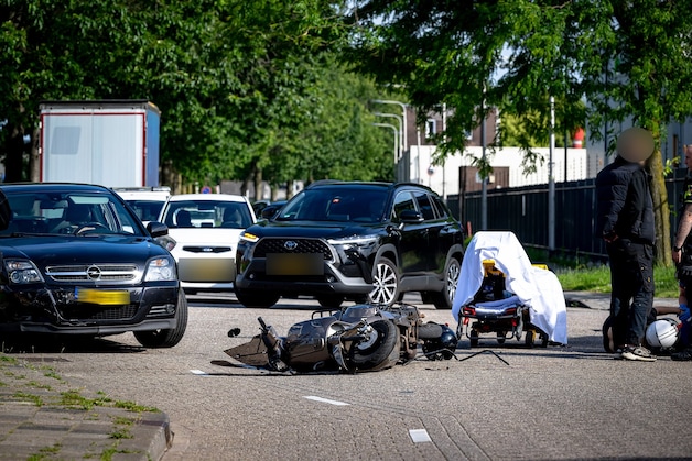 Vrouw achterop scooter gewond bij aanrijding met auto in Tilburg ...