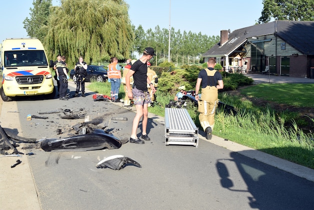 Vier gewonden bij frontale botsing in Kerkwijk: traumahelikopter en ...