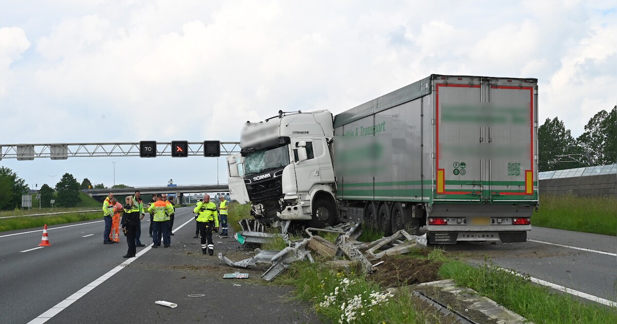 Vrachtwagenchauffeur overleden bij ongeluk op A15, weg blijft deels ...