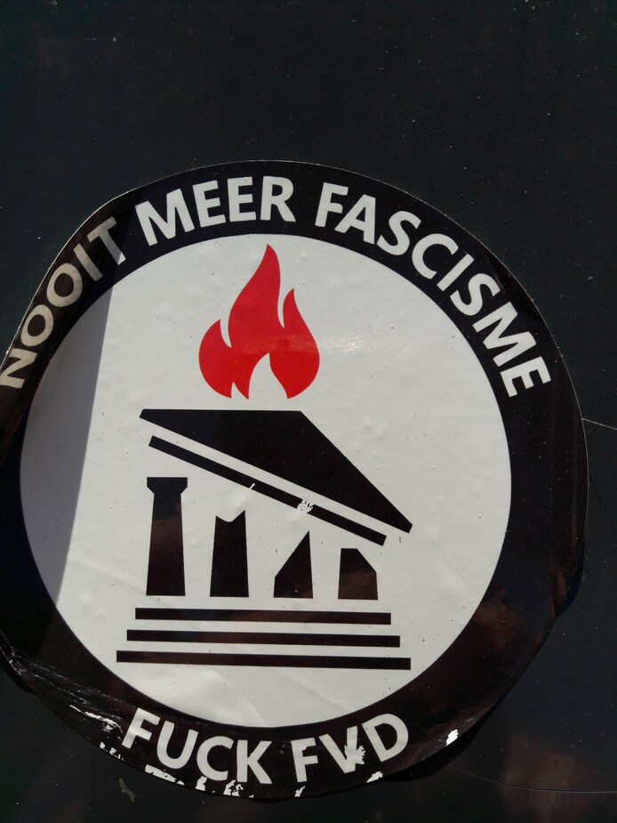 Stickers in Tilburg. Anarchisten plakken tegen de commercie en nazi's ...