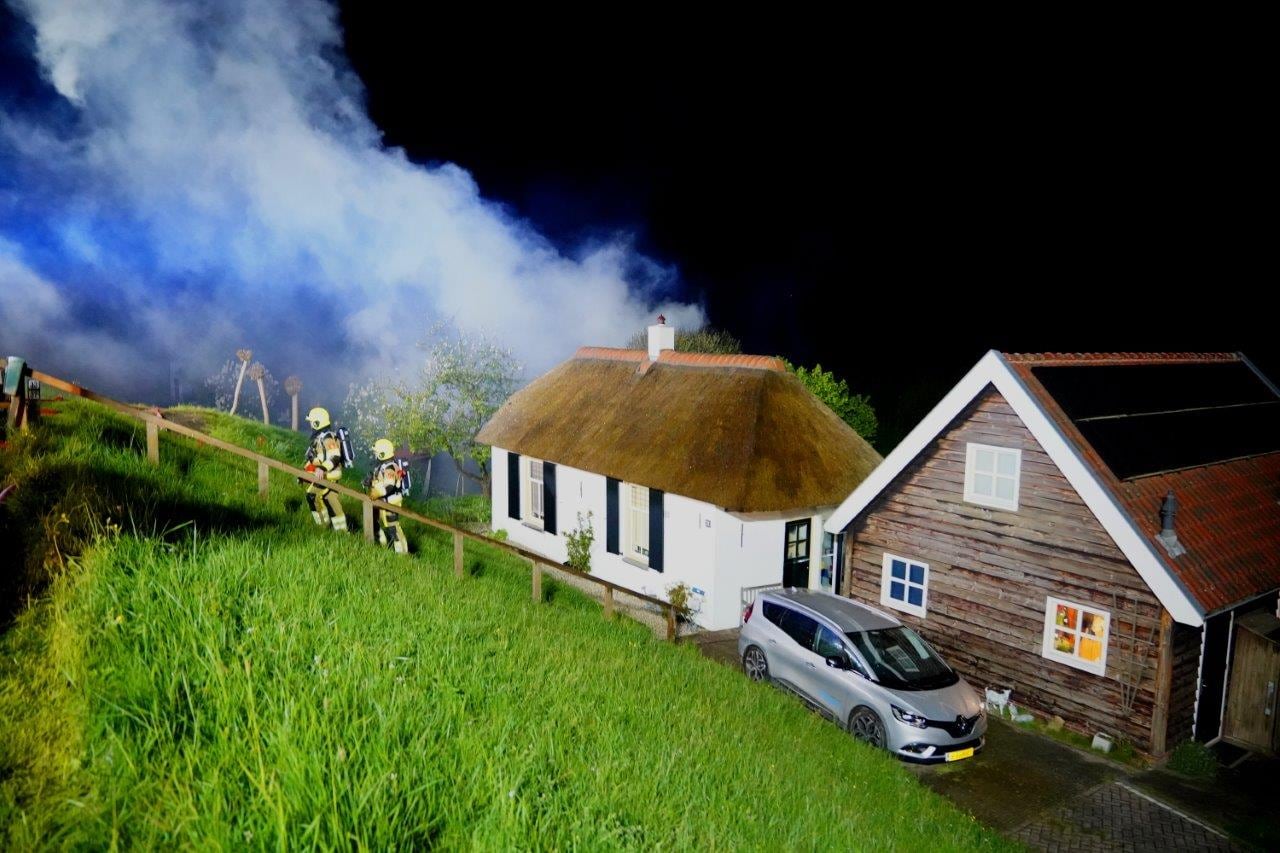 Brandweer voorkomt dat vuur overslaat naar woning met rieten dak bij ...