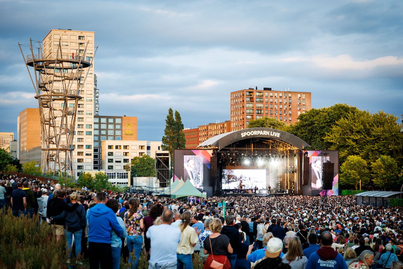 Bryan Adams rockt in Spoorpark, fans smullen: ‘Hij is gewoon heel goed ...