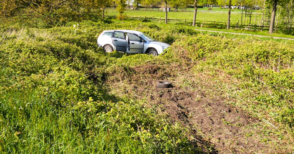 Auto raakt van de weg en belandt meters verder in berm in Erp ...