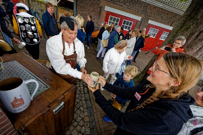 Tim drinkt bier uit de beroemde Essche pomp en voelt zich thuis: ‘Waar ...