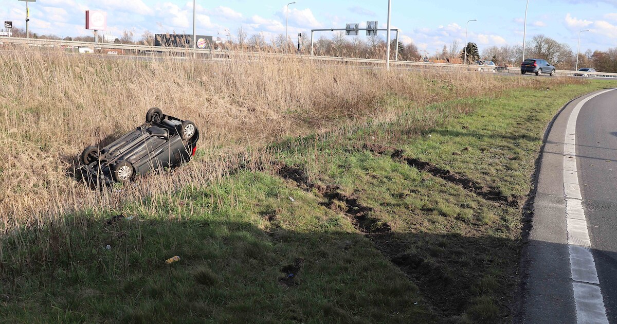 Automobilist (35) uit Tilburg verliest macht over het stuur en belandt op de kop in een sloot in ...