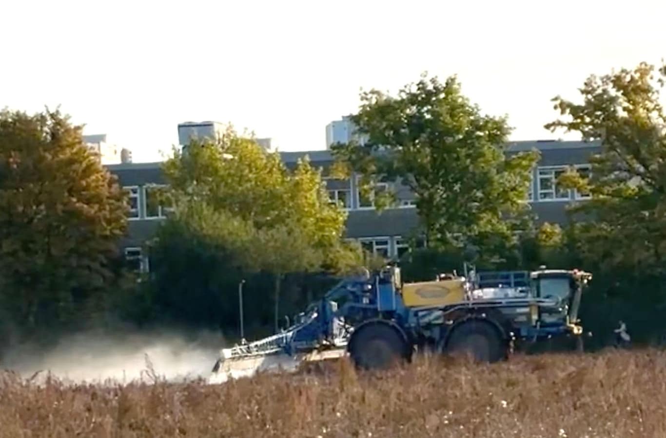Wolk van bestrijdingsmiddel waait over fietspad bij school, leerlingen ...