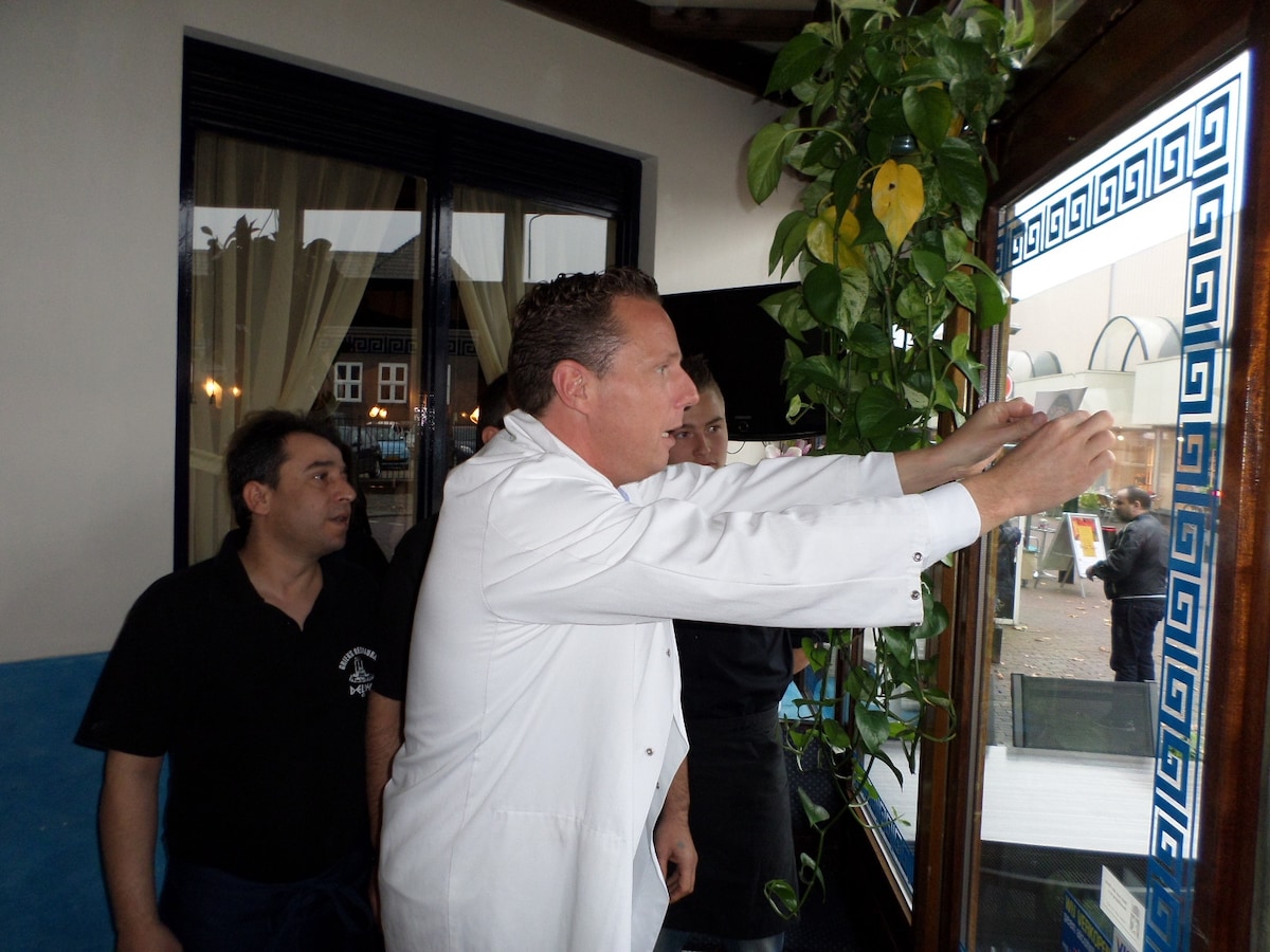 Grieks restaurant Delphi Oss door de mangel van Rob Geus | Foto | bd.nl