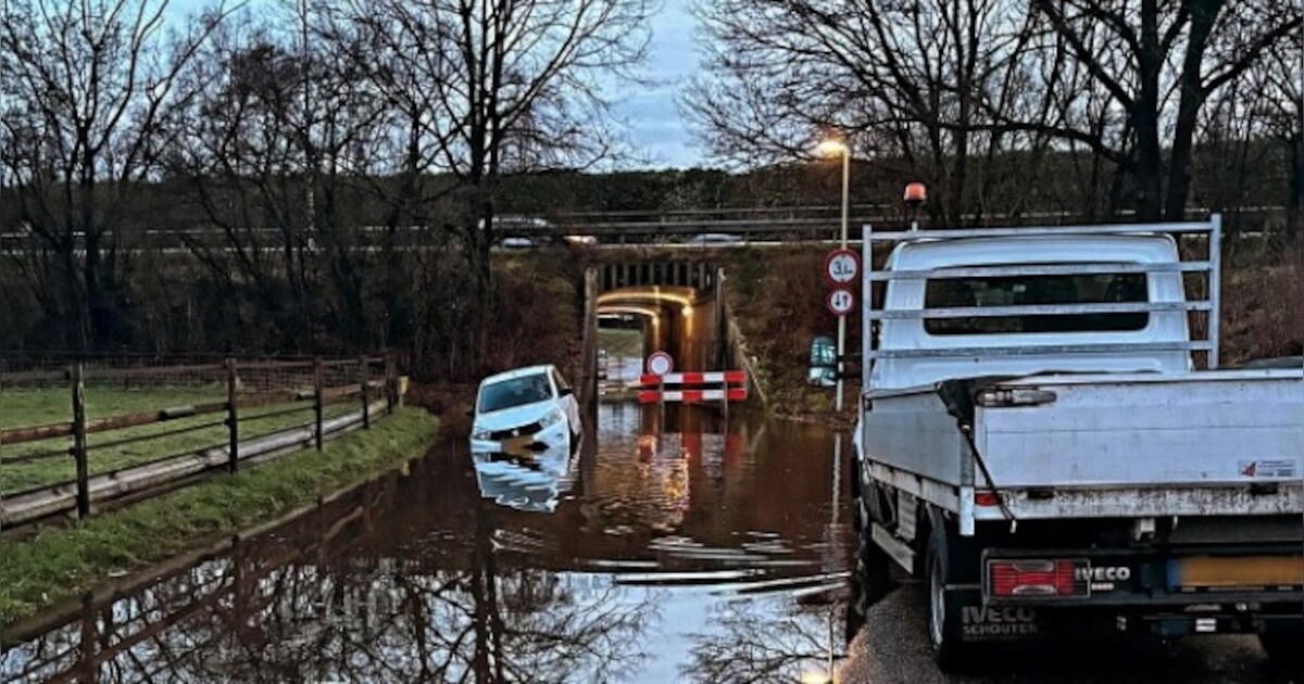 Automobilist negeert afzetting en komt vast te zitten in het water ...