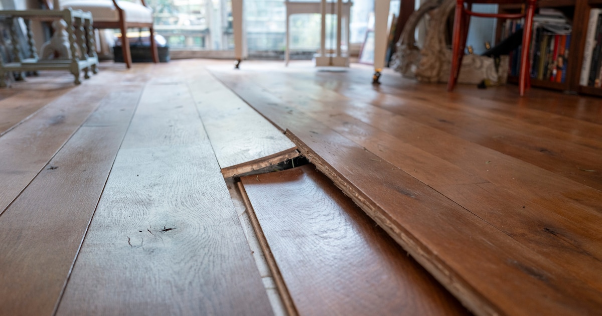 Vrijwel alle planken van Laura's huis zijn kromgetrokken door hoge ...