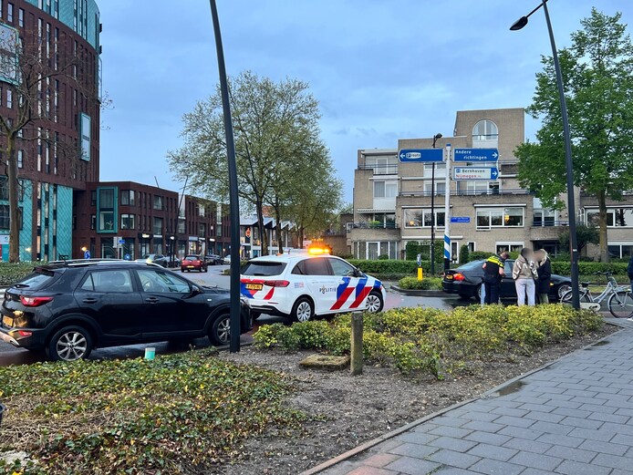 Automobilist ziet fietser over het hoofd op rotonde in Uden en rijdt ...