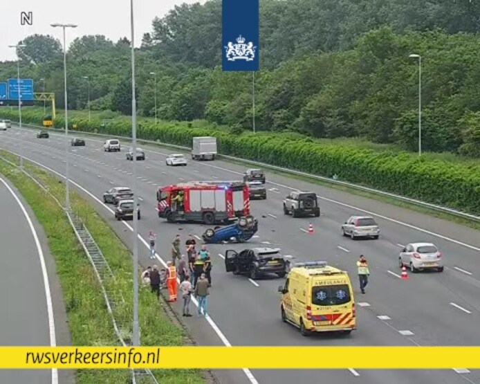 Ongeval met meerdere voertuigen zorgt voor flinke file op A2 richting Den Bosch, één auto op ...