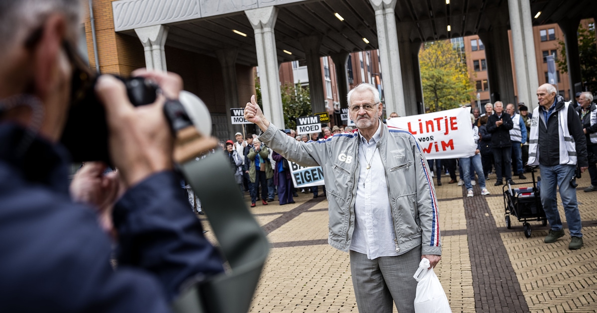 Doodspil­len­ver­ko­per Wim van Dijk (80) uit Den Bosch maakt in ...