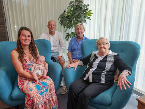 Met baby Lars heeft Marietje (104) ineens een nieuwe titel: ‘Hoe meer ...