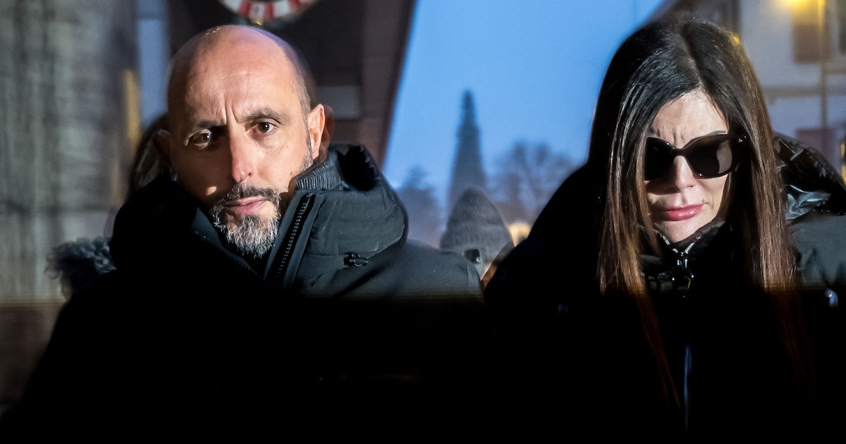 '34 lichamen werden op elkaar gestapeld aangetroffen aan voet van trap ...