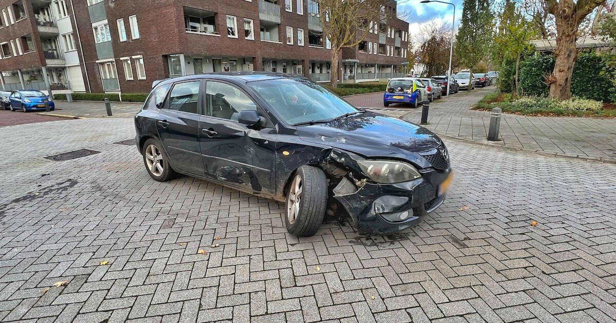 Voorwiel van auto krom gereden bij botsing op kruising in Valkenswaard ...