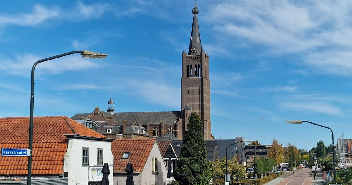 Klok staat stil op 13.20 uur: bliksem in hoge kerktoren van Hank ...