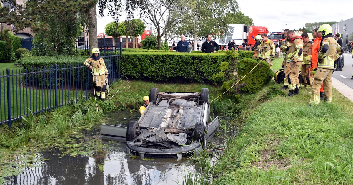 Auto belandt ondersteboven in de sloot in Gameren, bestuurster naar ...