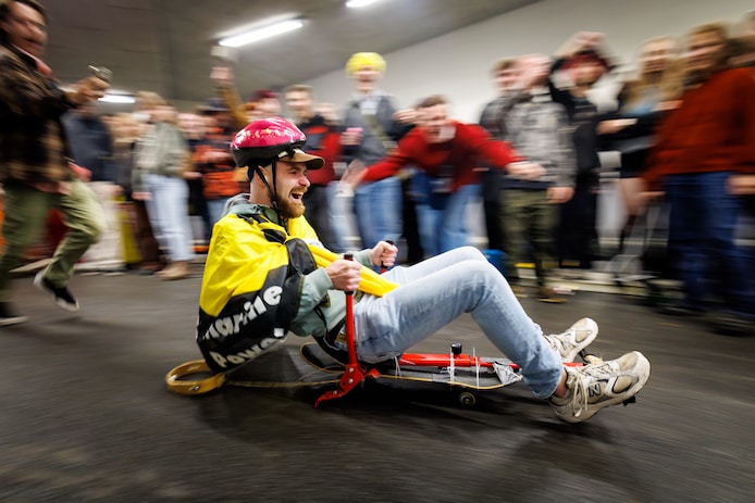 Illegale ‘zeepkistenrace’ op MeiMarkt Tilburg, politie moet ...