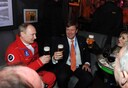 Koning slaat biertje af bij opening centrum Heineken, heeft ‘Prins Pils ...