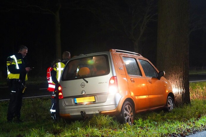 Automobilist valt op N65 bij Vught in slaap achter het stuur, voertuig botst tegen boom in ...