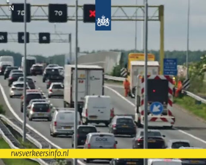 Kapotte vrachtwagen op A2 weggesleept: vertraging rondom Den Bosch afgenomen | Den Bosch | bd.nl