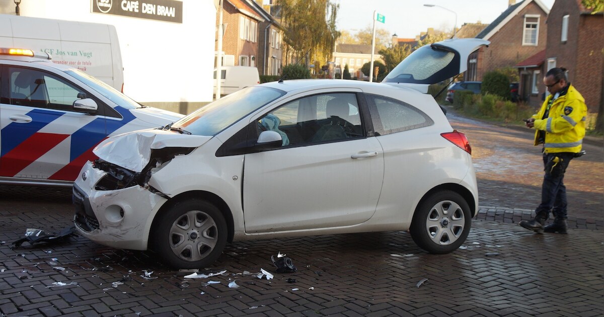Eén gewonde en flinke schade bij botsing tussen twee auto’s in Vlijmen ...