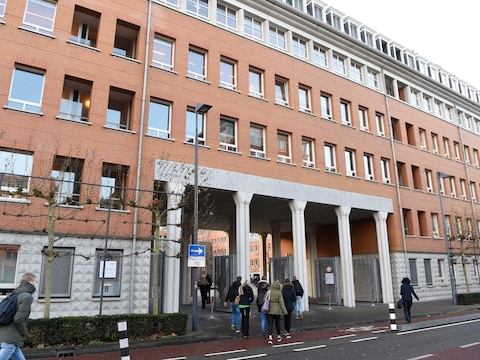 Moeder neemt het in de rechtbank op voor haar zoon (23) die haar ...