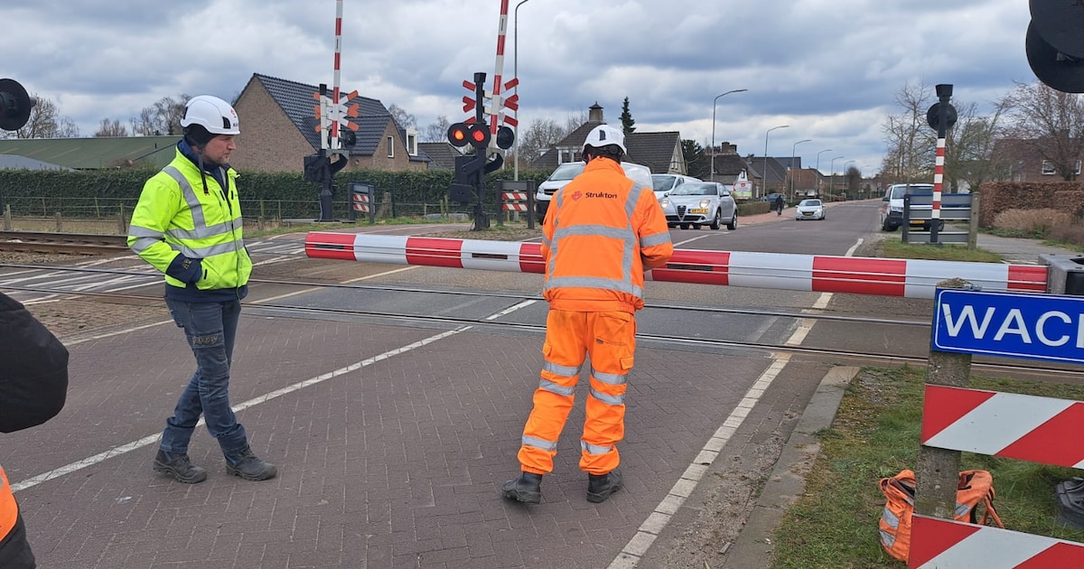 Tractor met giertank rijdt spoorboom omver bij overweg in Berghem, moet ...