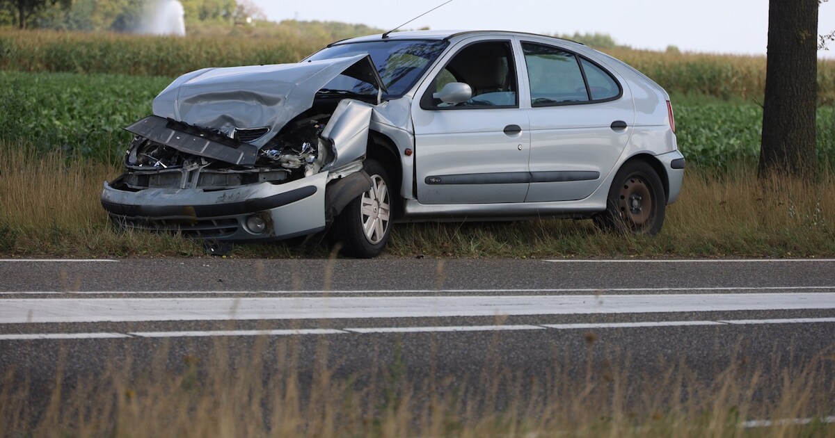 Kettingbotsing met vier auto’s op de N264 in Volkel | Regio | BD.nl