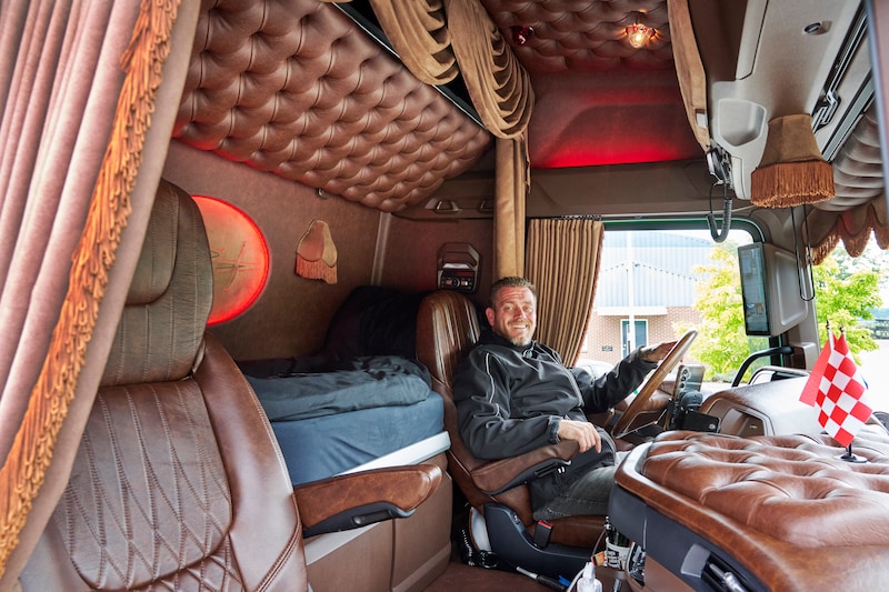 Zo ziet het tweede thuis van trucker Salko eruit: leer, lampjes en ...