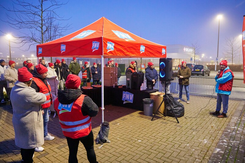 Ontbijtactie bij Organon met broodjes en voor iedereen een rode FNV ...