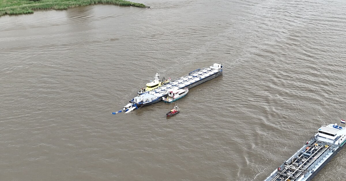 Rijkswaterstaat bergt gezonken duwboot op Boven-Merwede in Gorinchem ...