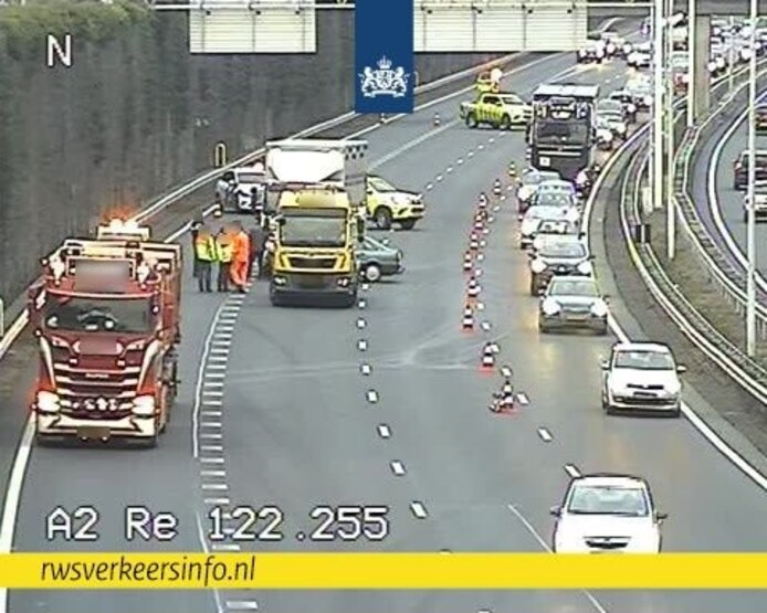 Vrachtwagen met drie paarden achterin botst met auto op A2 bij Vught, dieren niet gewond | Vught ...