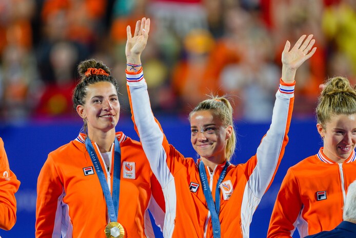 Joosje Burg krijgt huldiging bij Geel-Zwart in Veghel, de hockeyclub ...