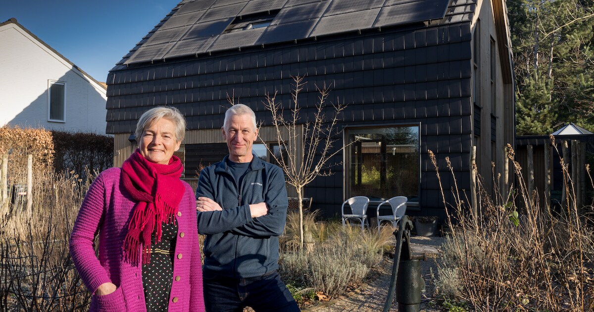 Corine en George hebben een huis van hout, stro en leem: ‘Alles kan zo weer de natuur in’ | Sint ...