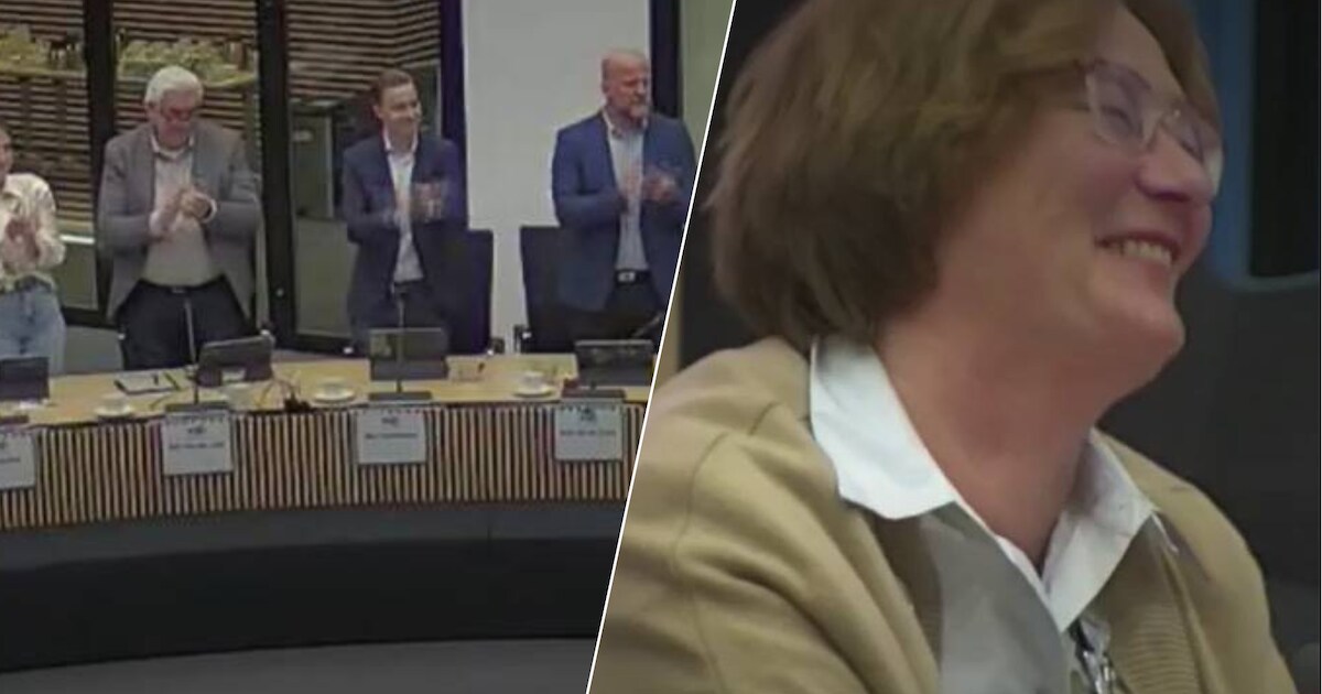 Burgemeester kijkt twijfelend bij begin raadsvergadering, maar dan komt ...