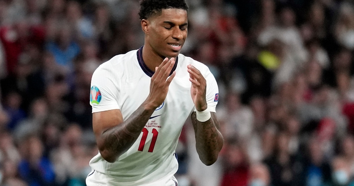 Britse premier Johnson: ‘Na online racisme kom je stadion niet meer in ...