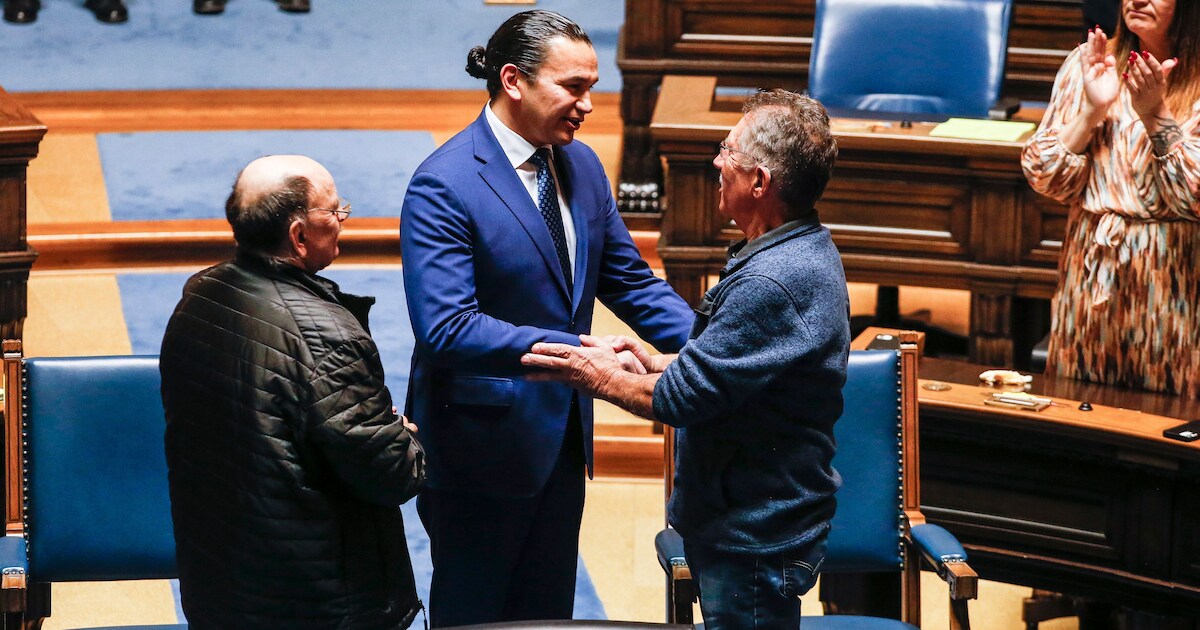 Canadese Richard en Eddy werden als baby verwisseld, overheid biedt nu ...