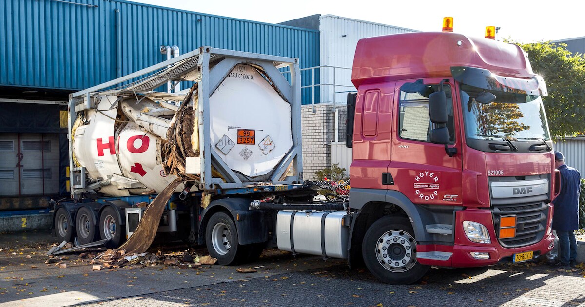 Opslagtank geïmplodeerd bij bedrijf in Roosendaal | Brabant | BD.nl