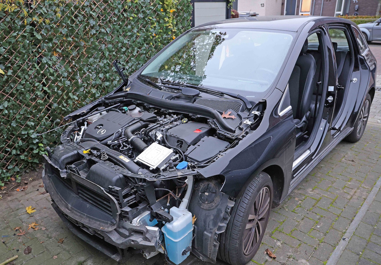 Auto volledig gestript in Waalwijk, tot aan de portieren en motorkap ...