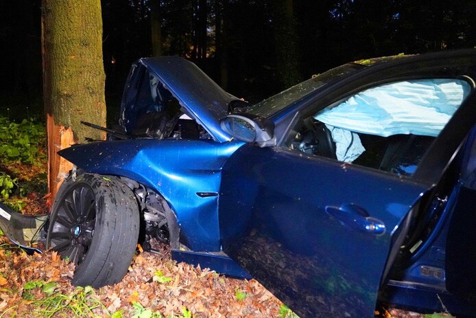 Auto botst tegen boom in Vught, traumahelikopter landt voor gewonde inzittenden | 112 nieuws ...