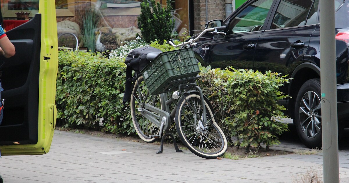 Jongen op fiets botst met auto in Oss | Oss | BD.nl