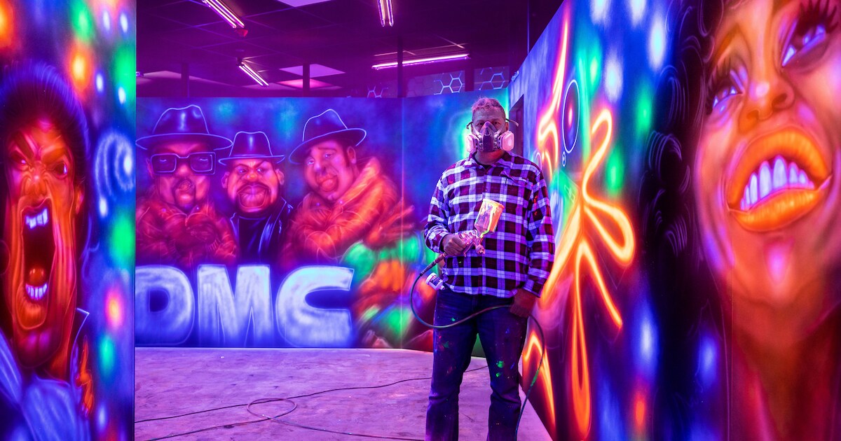 Niet storen! De glowgolf-master is bezig! | Waalwijk, Heusden e.o. | BD.nl