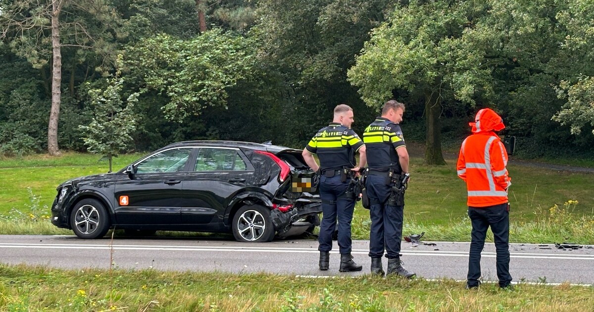 Botsing met drie auto's in Uden, twee inzittenden naar het ziekenhuis | Maashorst | bd.nl