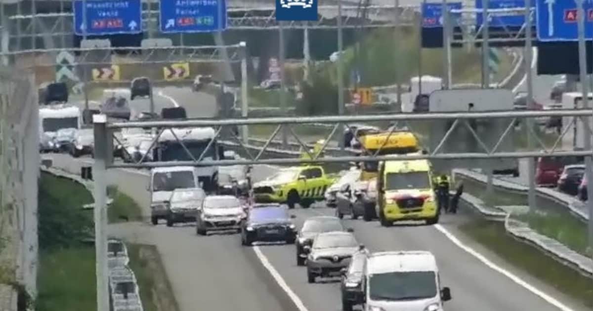 Ongeval op A2 bij Eindhoven, in beide richtingen file tussen De Hogt en Batadorp | Eindhoven | bd.nl