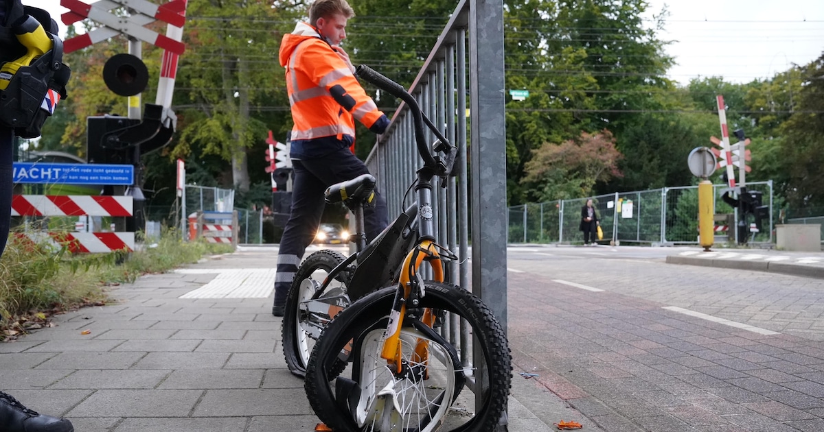 Meisje schrikt en laat fiets achter op overweg in Vught, trein rijdt er ...