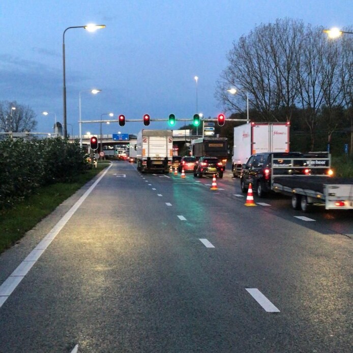 A59 weer open nadat vrachtwagen stilviel tussen knooppunt Hooipolder en Dussen | Den Bosch | bd.nl